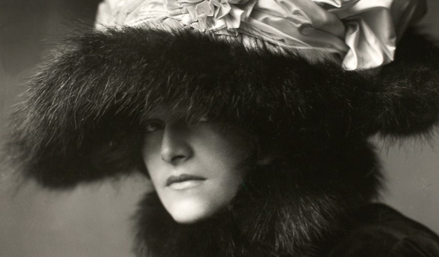 Helene Jamrich med en overdådig hatt (1910). – Document Sverige