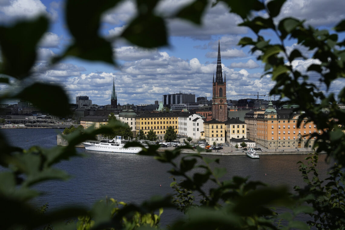 Sverige slits isär av invandrare som inte kan försörja sig själva ...