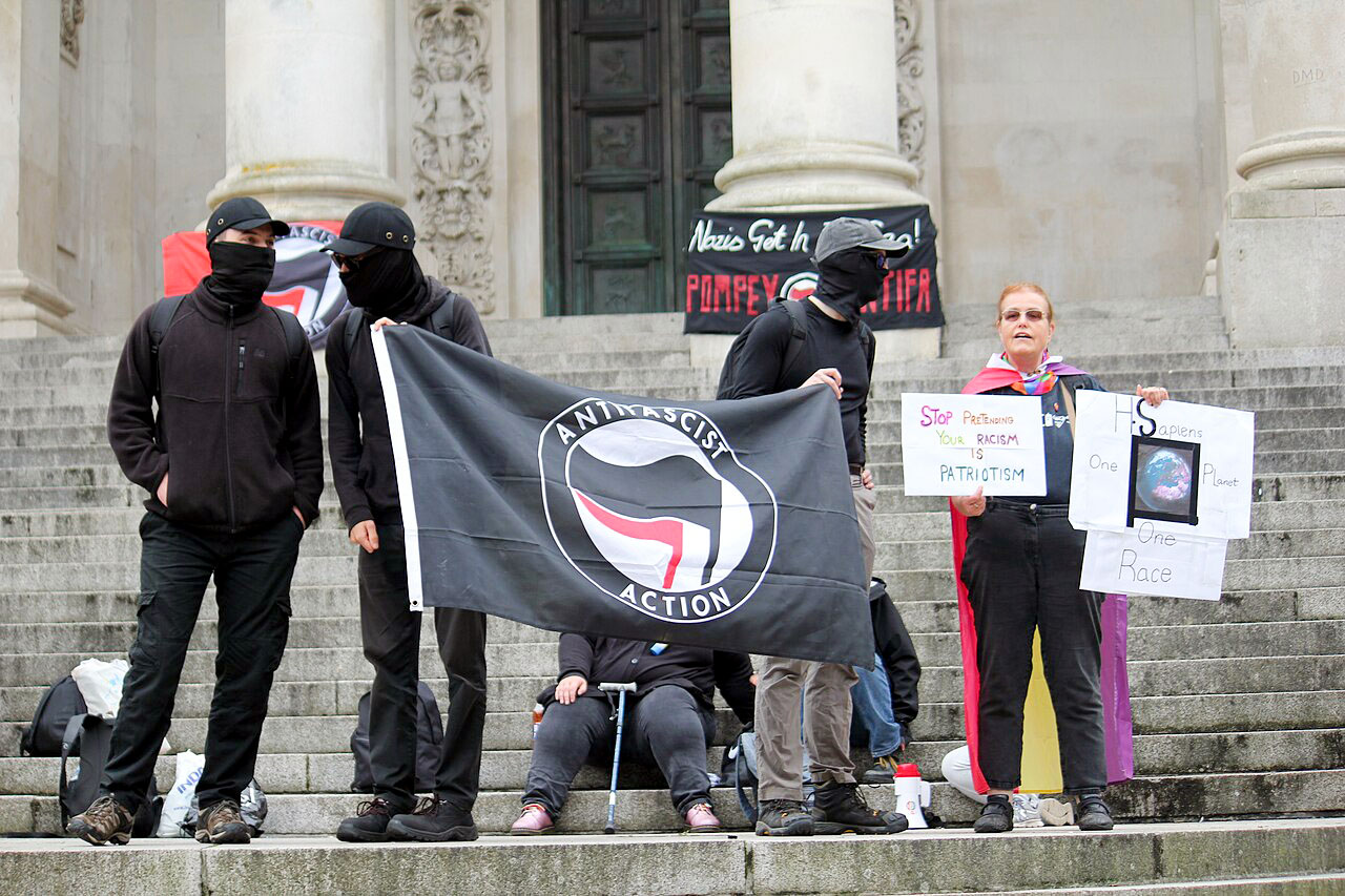 Följer USA: Nederländerna och Ungern och klassar Antifa som ...