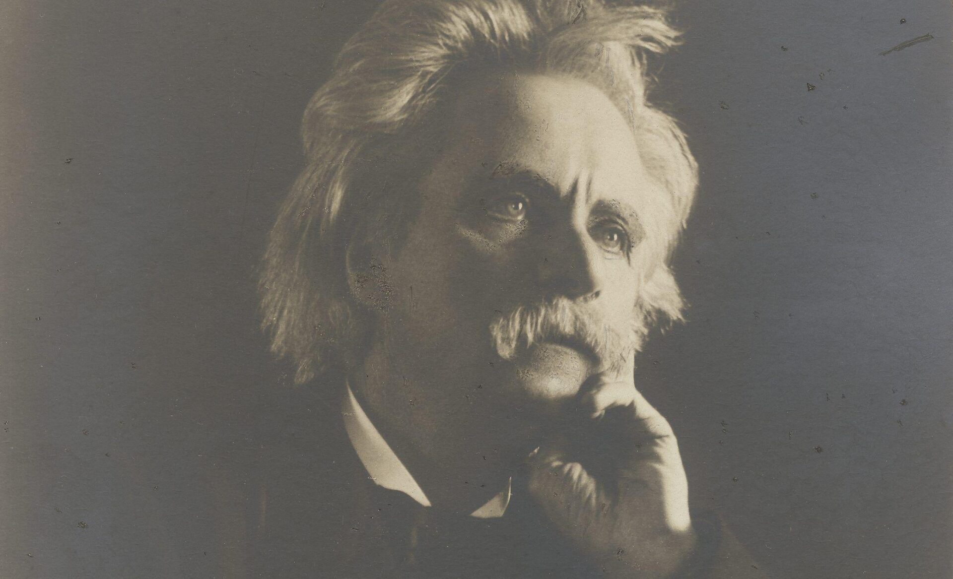 Portrett av komponisten Edvard Hagerup Grieg (1903). – Document Sverige